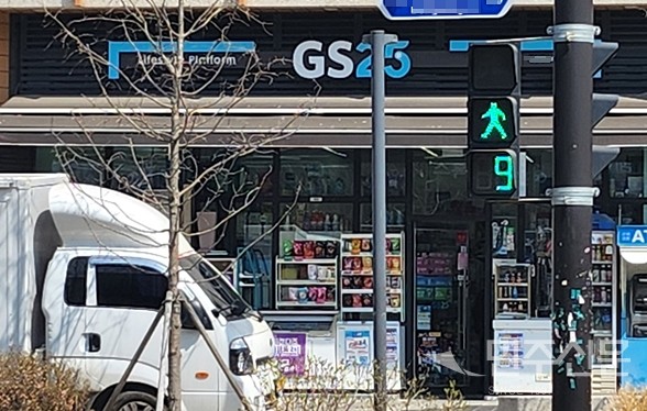 편의점 업계, ‘3중고’에 몸살…무인 편의점 늘어날까